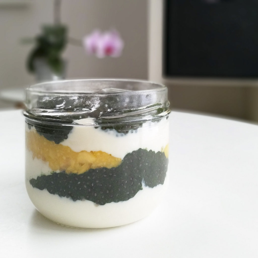 Recette : Alpro amandes, pudding de chia à la spiruline et mangue fraîche